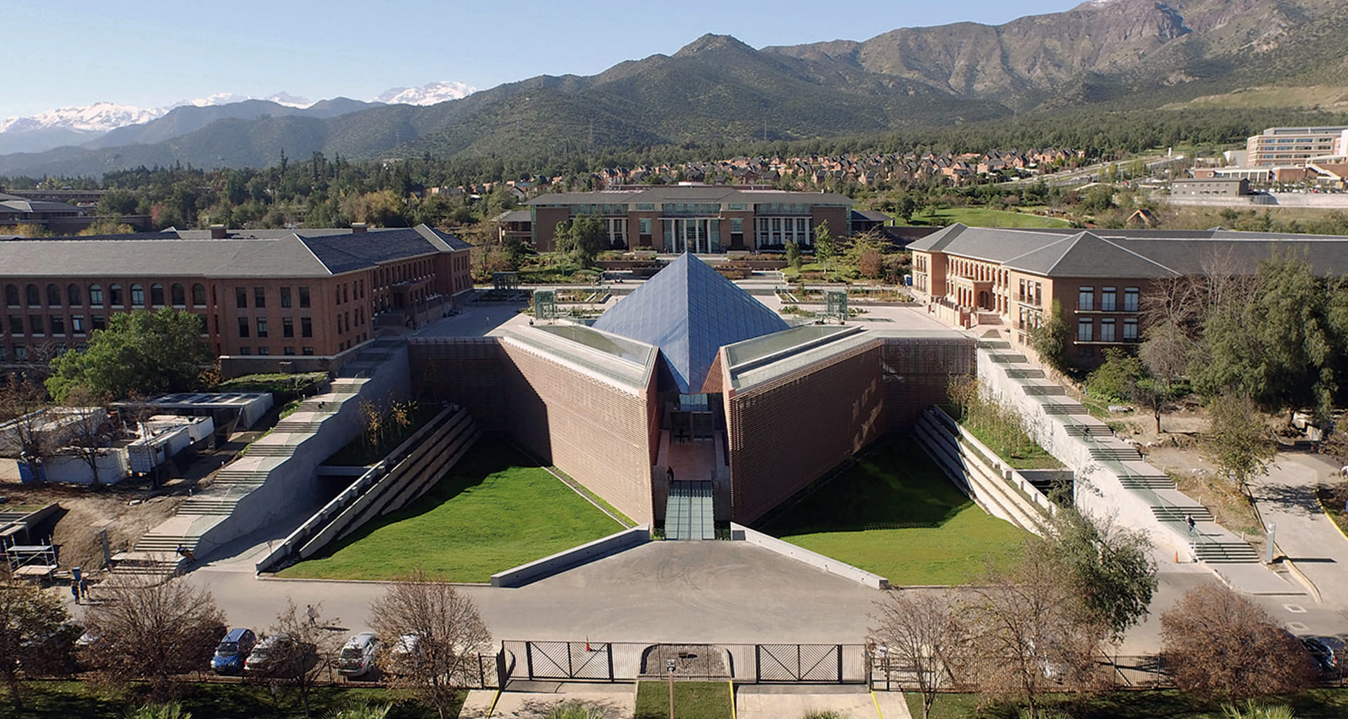 CORPORATE OFFICE UNIVERSIDAD DE LOS ANDES - Atelier 4 Architects